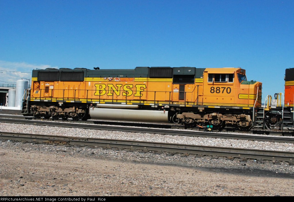 BNSF 8870
